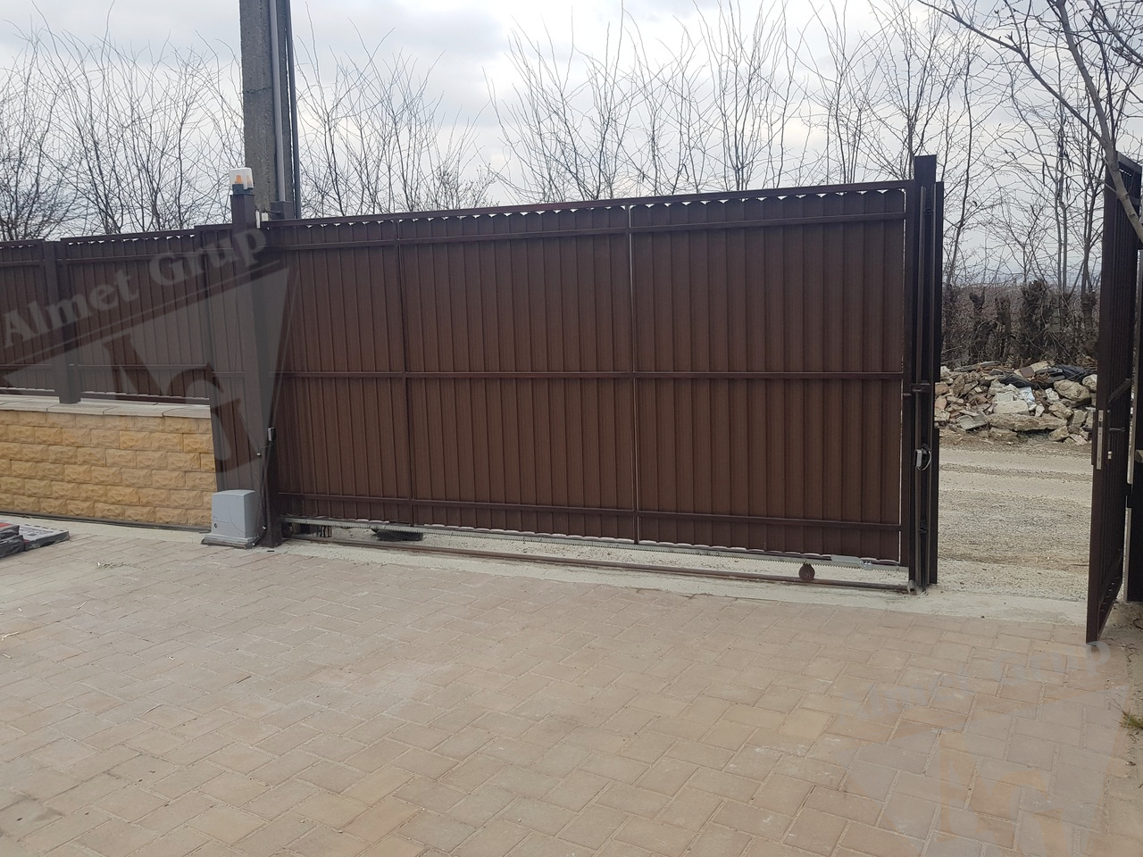 Poarta din otel cu sipci metalice si automatizare - Almet Grup