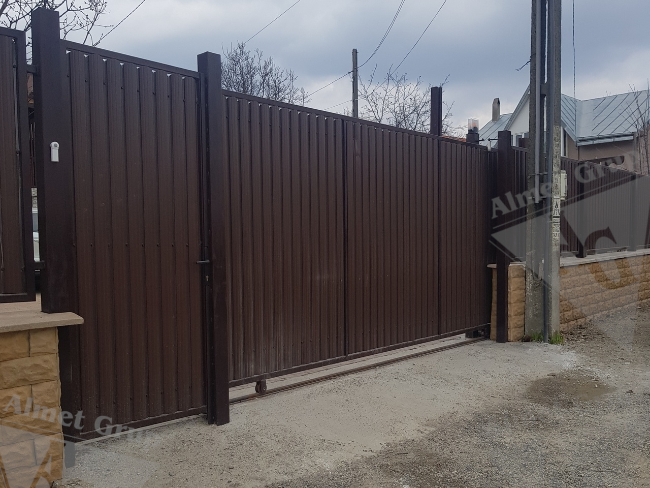 Poarta din otel cu sipci metalice si automatizare - Almet Grup